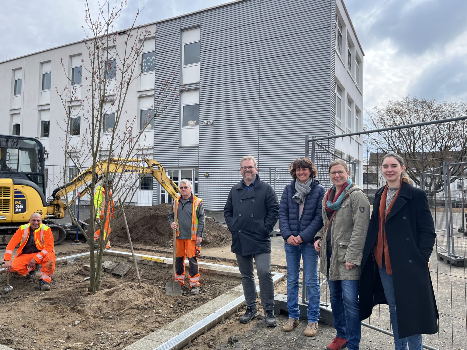 Ein neuer Baum für die Regenbogenschule | LokalDirekt