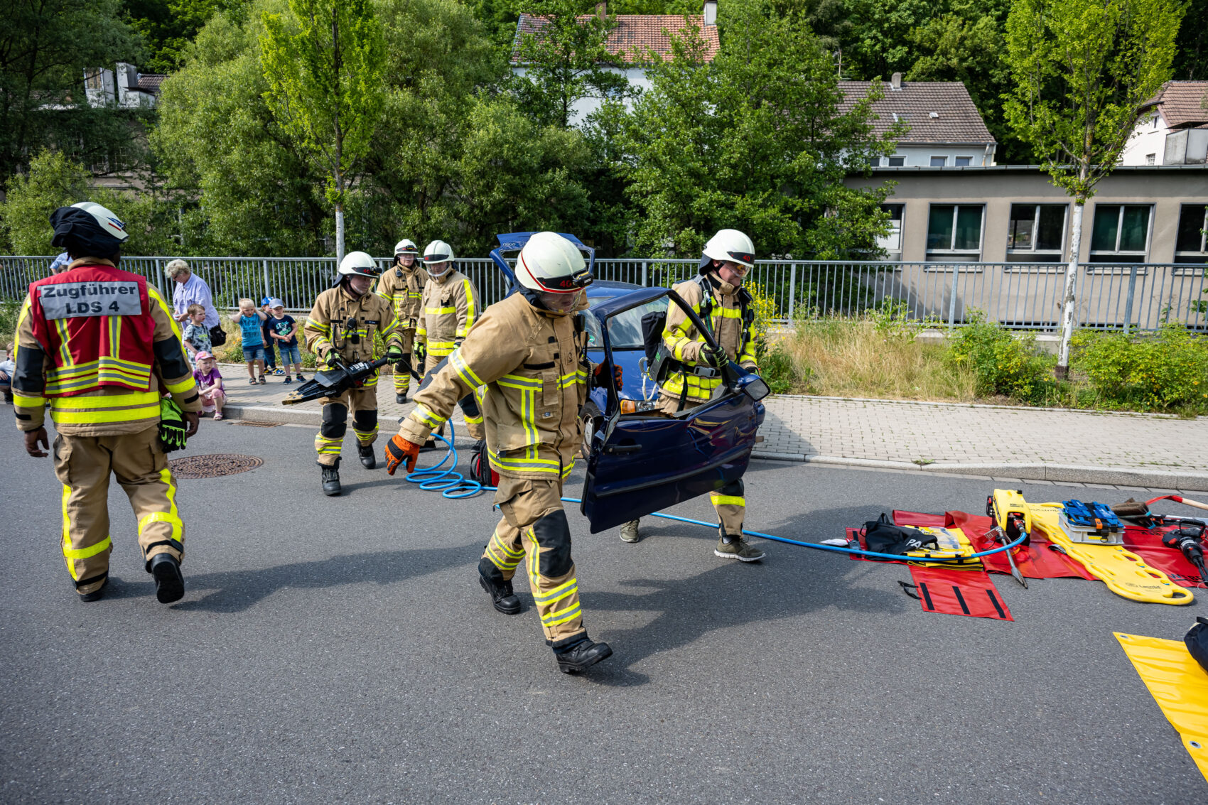 Brügger Wehr feiert mit mutigen Gästen und Rettungshunden | LokalDirekt
