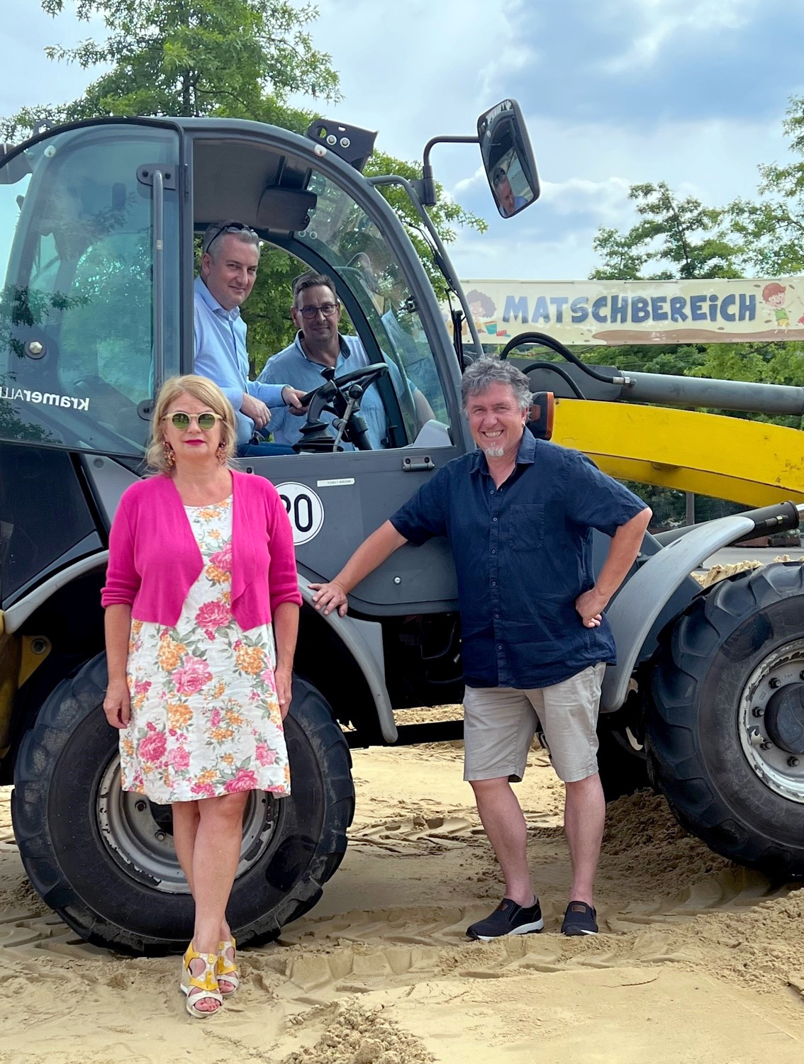 Über 600 Tonnen Sand für den Strandgarten | LokalDirekt