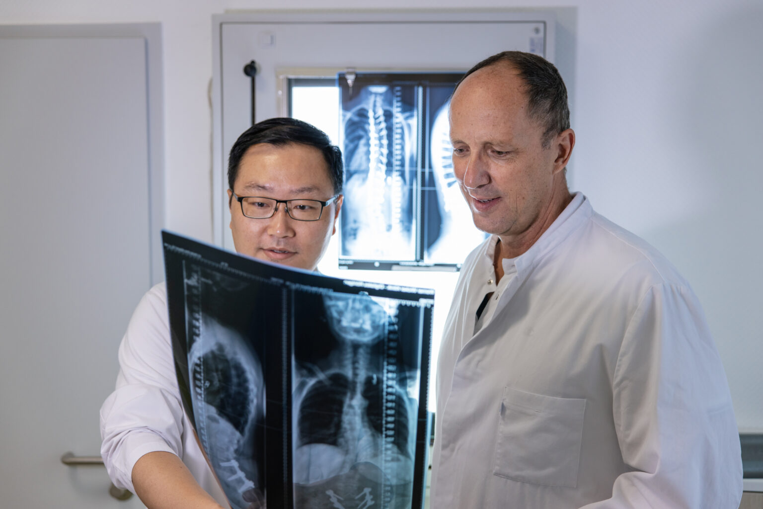 Achtung Skoliose: „Viel Erfahrung und eine hohe Expertise sind an der Wirbelsäule gefragt ...