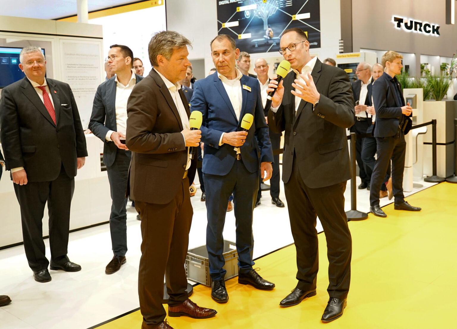 Robert Habeck besucht Turck auf Hannover Messe | LokalDirekt